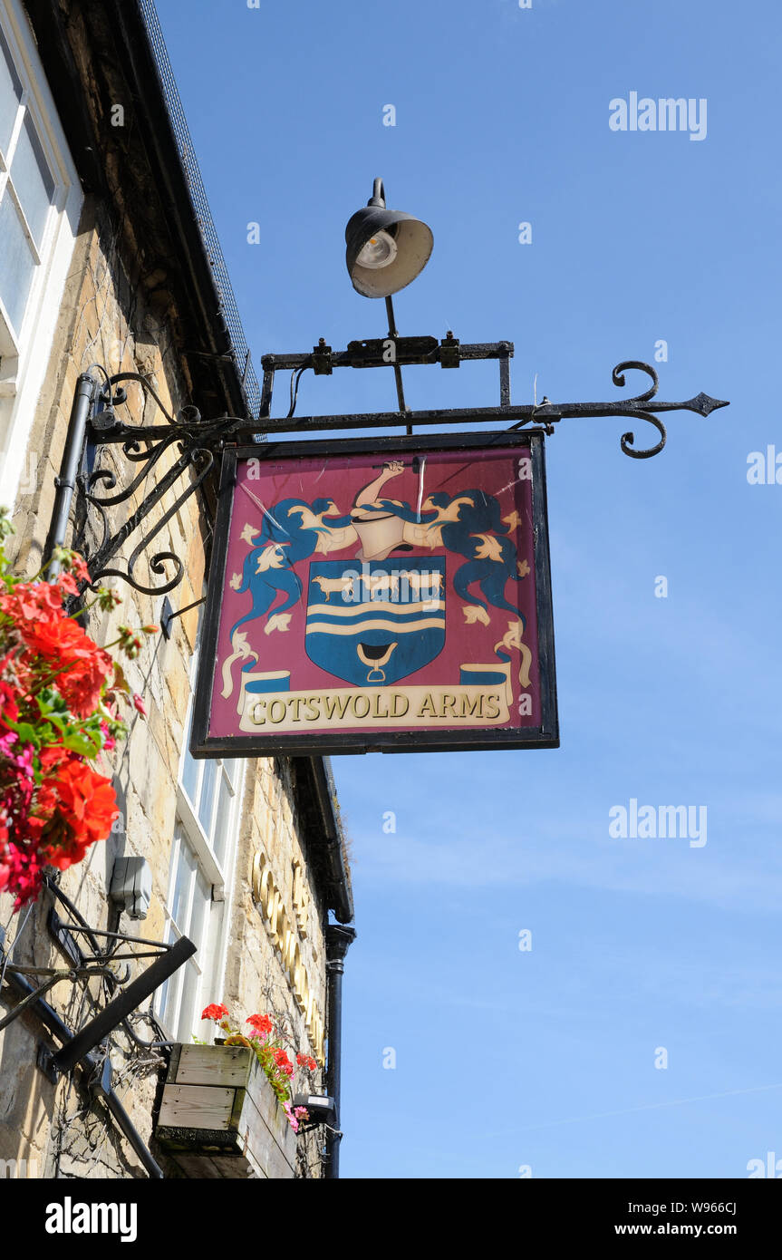 Cotswolds Arms sign, Burford, Oxfordshire Stock Photo - Alamy
