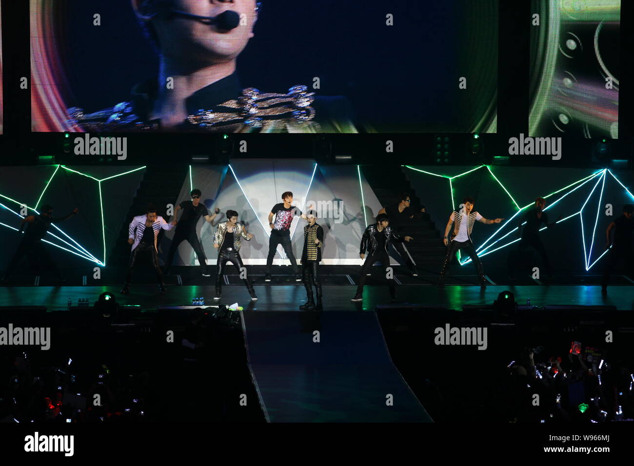 2pm concert hi-res stock photography and images - Alamy