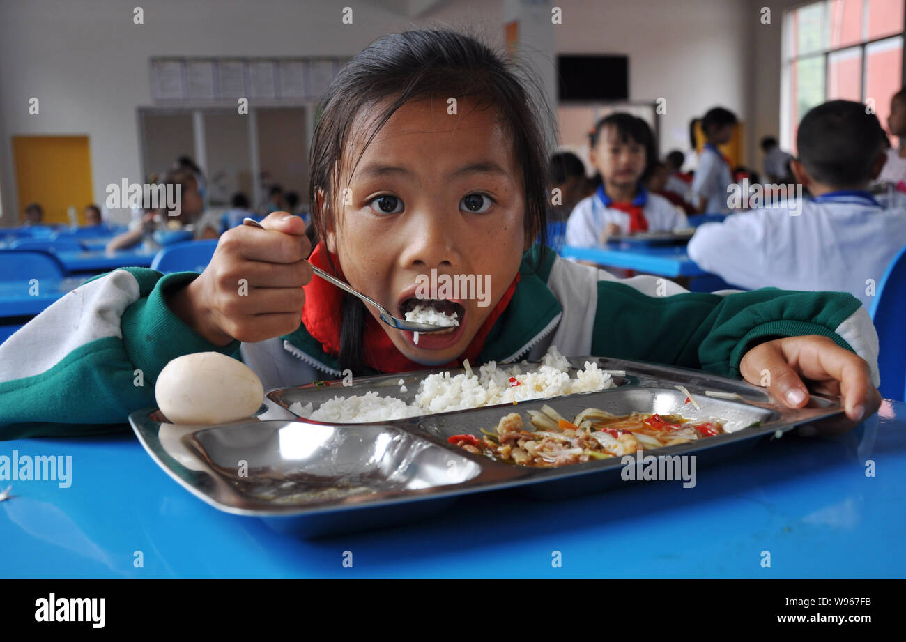 --FILE--Young Chinese students have lunch at a primary school in ...