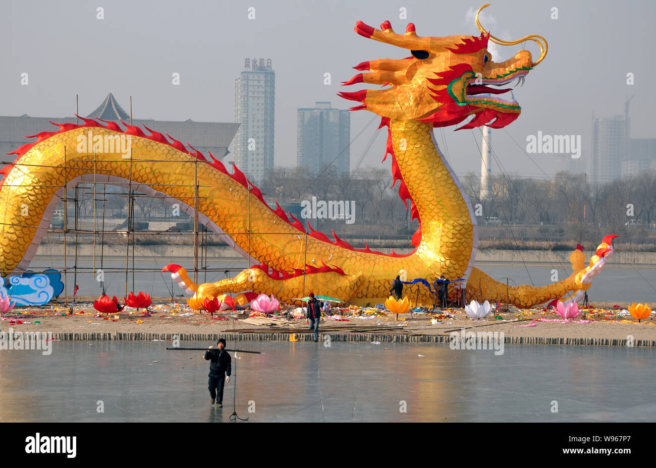 16 meters tall hi-res stock photography and images - Alamy