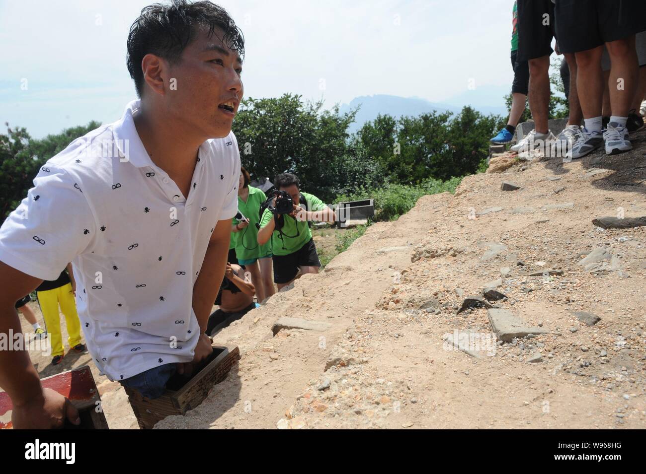 Legless man hi-res stock photography and images - Alamy