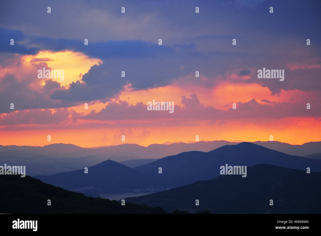 Overcast landscape hi-res stock photography and images - Alamy
