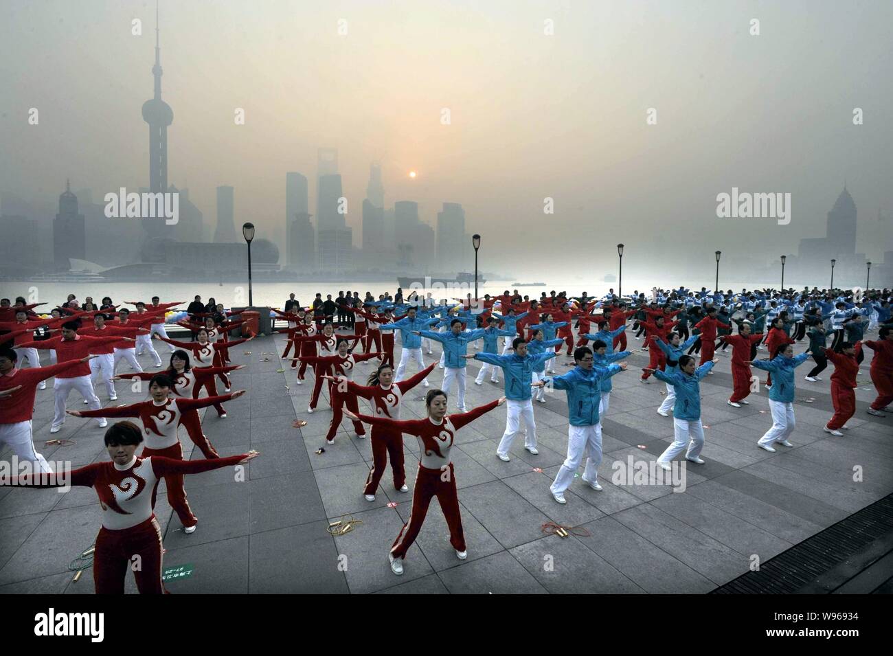 Shanghai morning exercise on bund hi-res stock photography and images ...