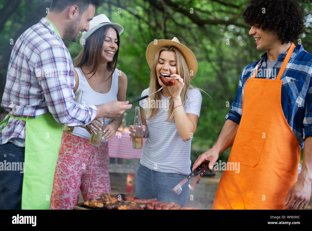 People having a backyard barbecue hi-res stock photography and images ...