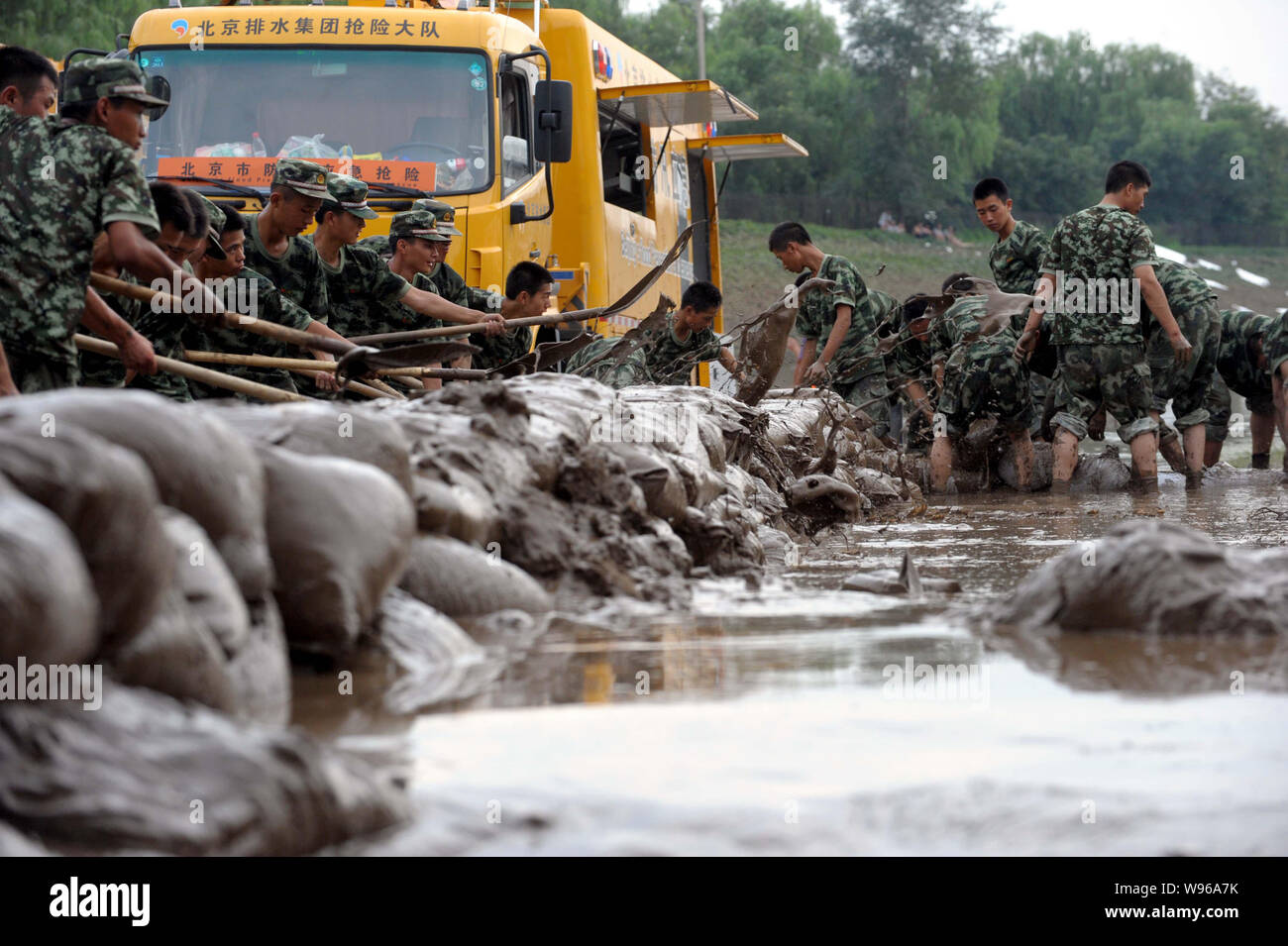 Chinese soldiers clear away mud on the flooded Beijing-Hong Kong-Macau ...