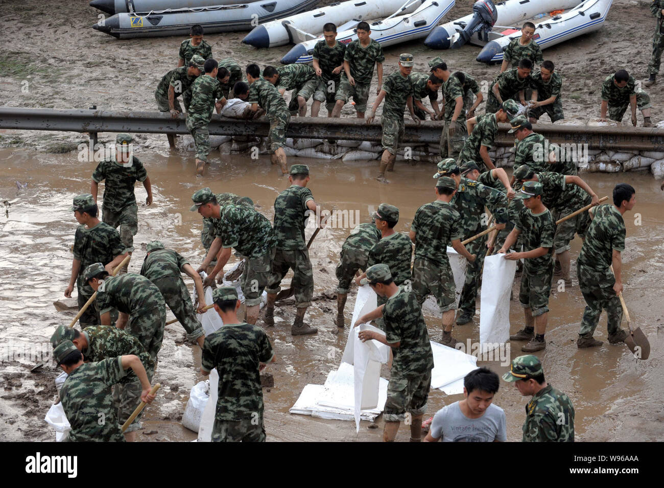 Chinese soldiers clear away mud on the flooded Beijing-Hong Kong-Macau ...