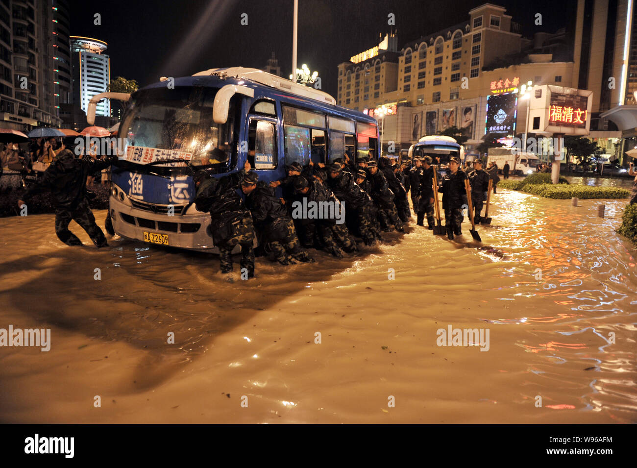 Bus in floods hi-res stock photography and images - Alamy