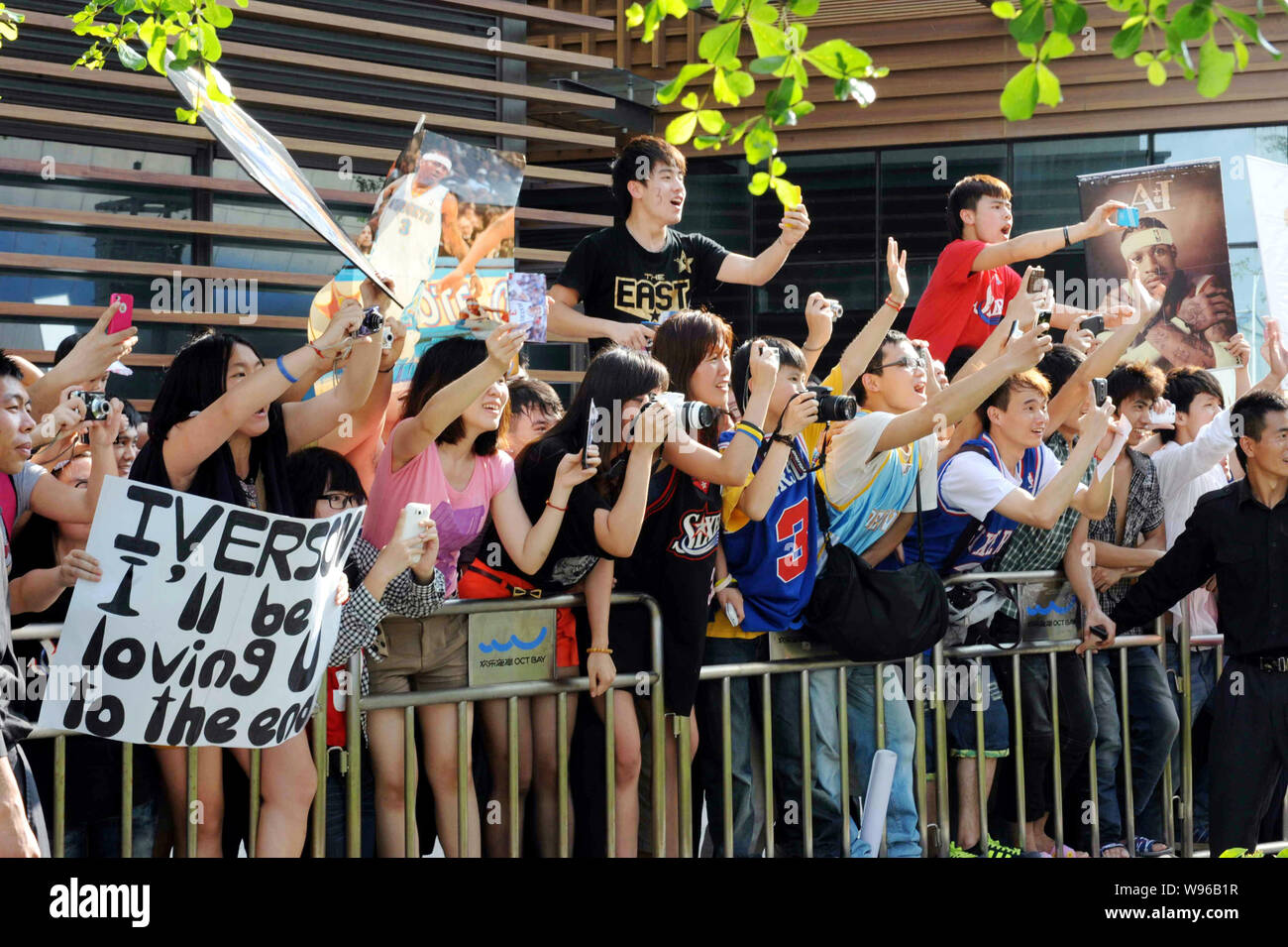 Chinese basketball fans hold up signs and posters to welcome NBA star ...