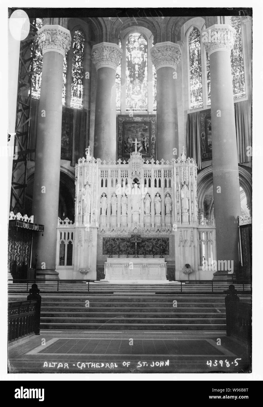 Church gothic altar Black and White Stock Photos & Images - Alamy
