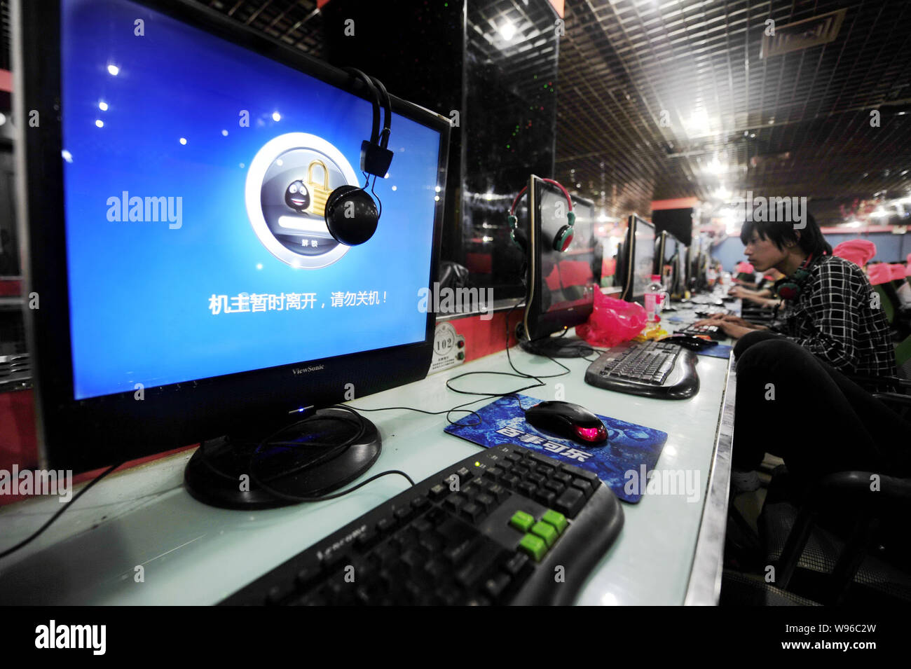 --FILE--Chinese netizens play online games at an Internet cafe in ...