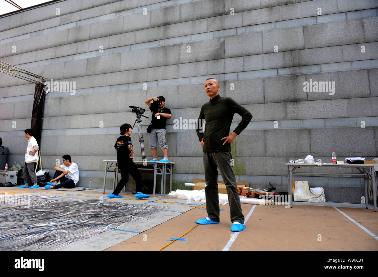 Cai guo qiang gunpowder art hi-res stock photography and images - Alamy