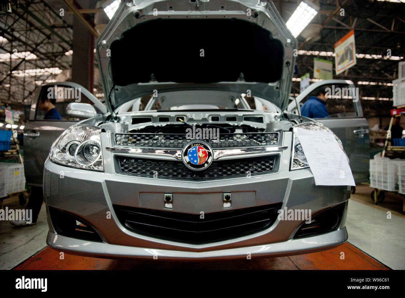 --FILE--Chinese factory workers assemble an Englon car on the assembly ...