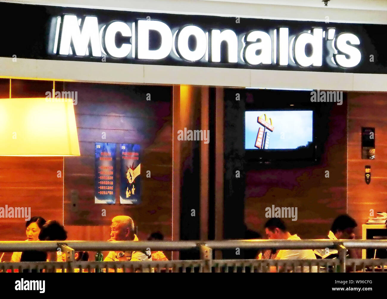 --FILE--Chinese diners have their meals at a McDonalds fast food ...