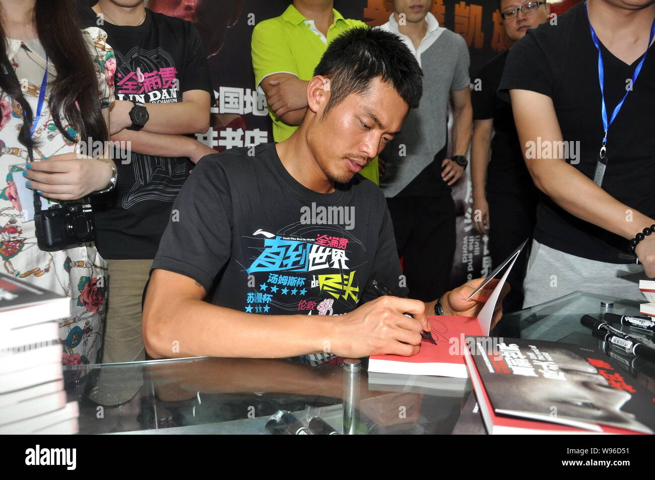 Chinese badminton world champion Lin Dan signs autograph for fans ...