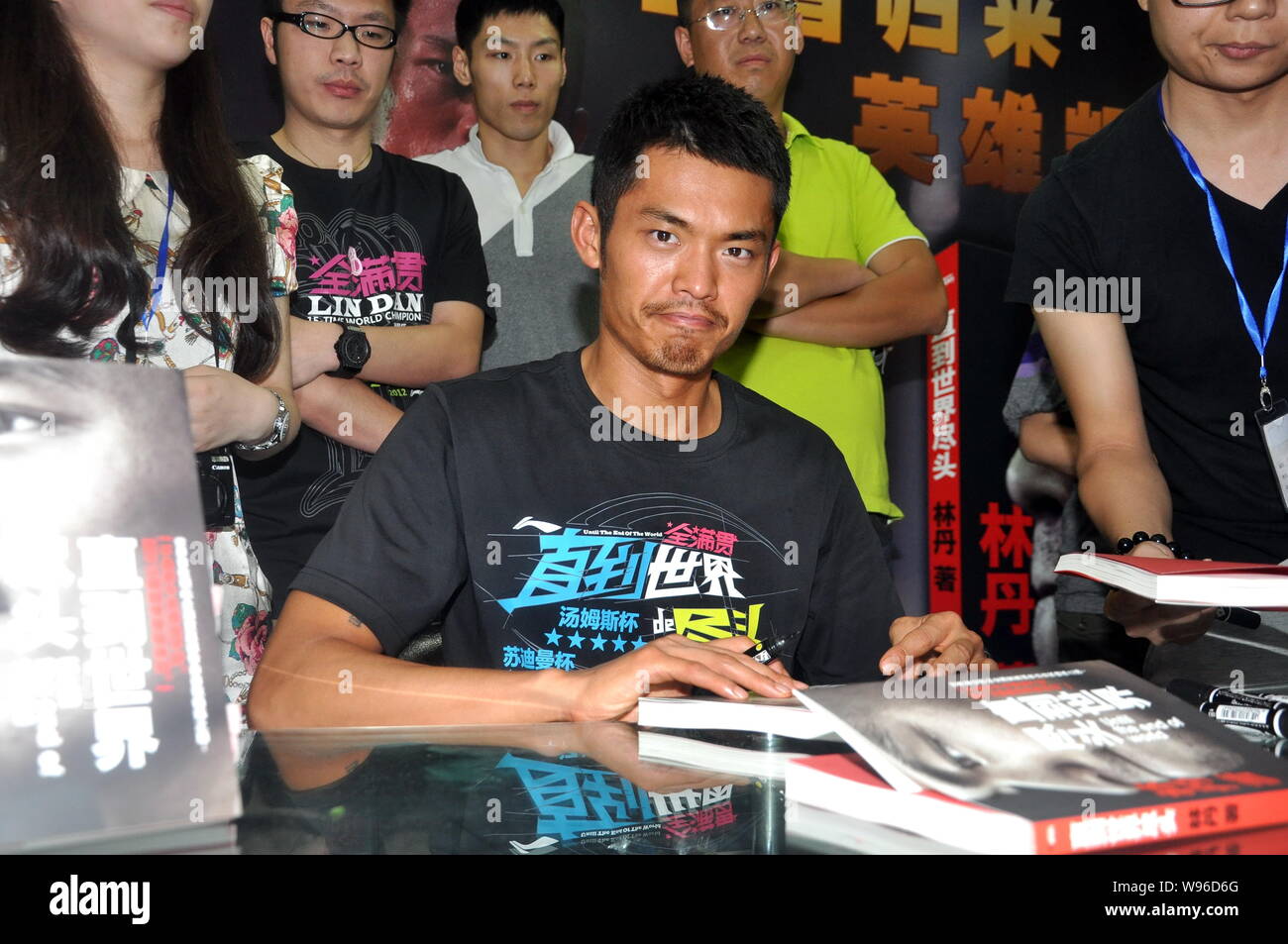 Chinese badminton world champion Lin Dan signs autograph for fans ...