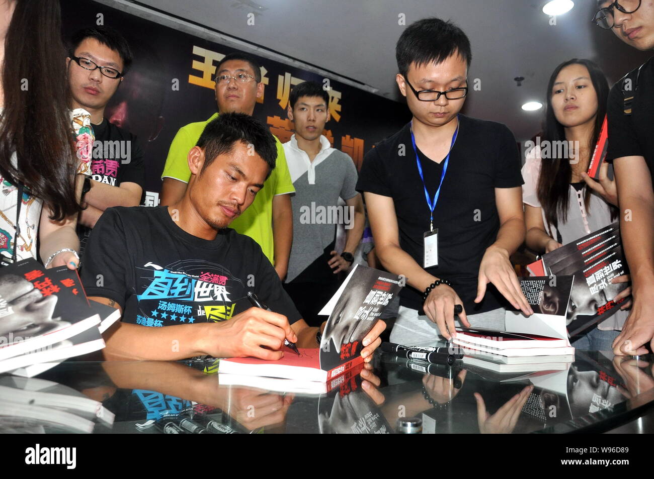 Chinese badminton world champion Lin Dan signs autograph for fans ...