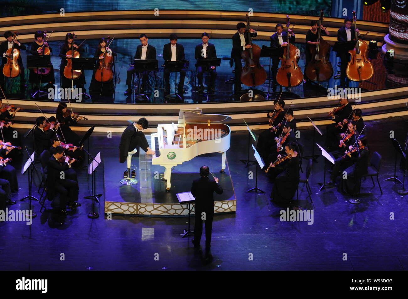 Chinese armless pianist Liu Wei performs with Shanghai symphony ...