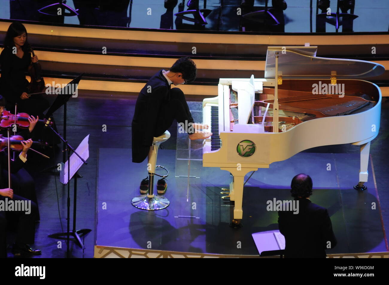 Armless pianist hi-res stock photography and images - Alamy