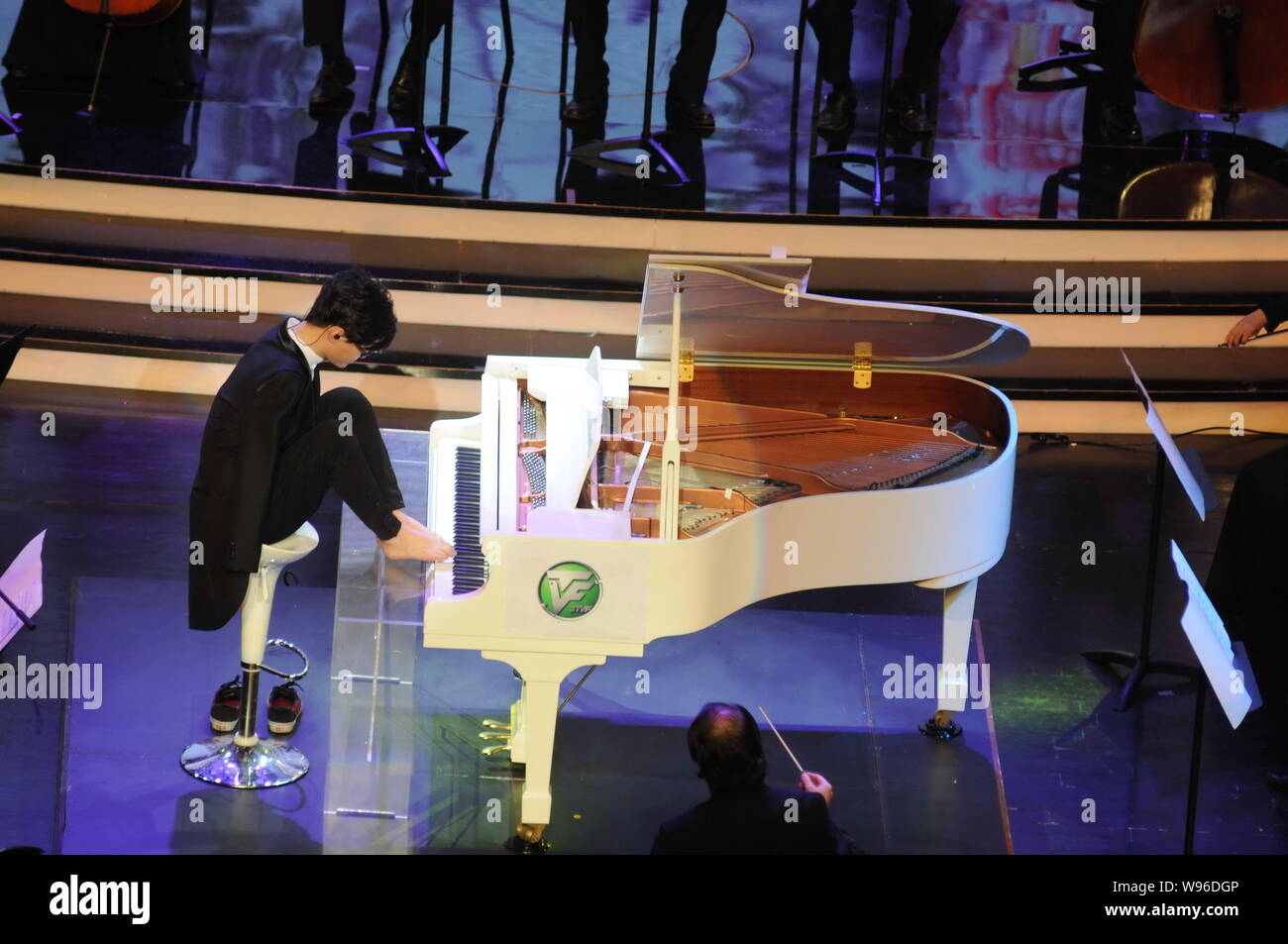 Armless pianist hi-res stock photography and images - Alamy