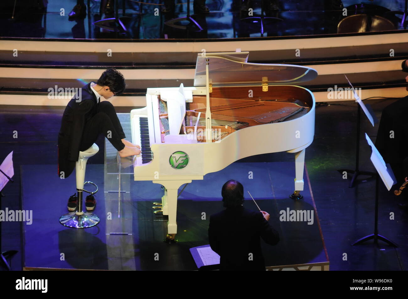 Armless pianist hi-res stock photography and images - Alamy