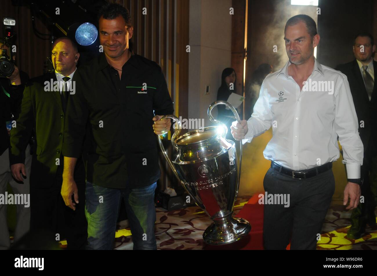 Former Dutch soccer stars Ruud Gullit (L) and Ronald De Boer hold the ...