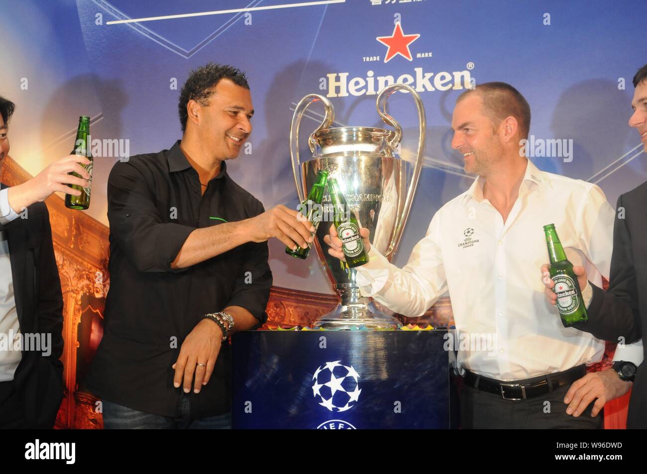 Former Dutch soccer stars Ruud Gullit (L) and Ronald De Boer pose ...