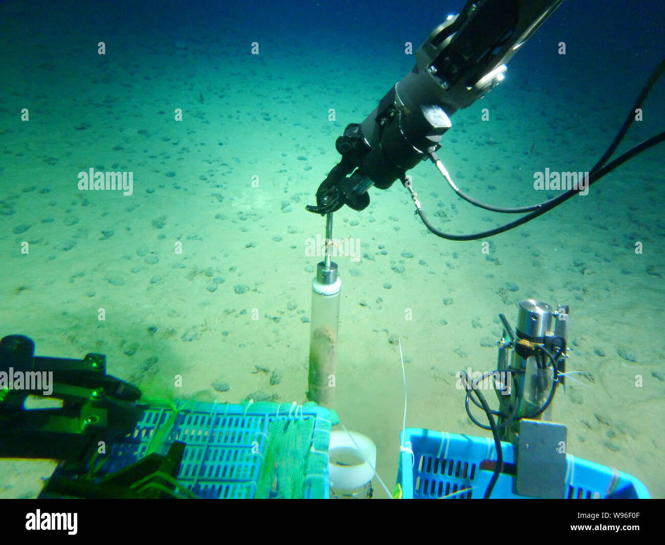 --FILE--Picture taken by a camera on the manned submersible Jiaolong ...