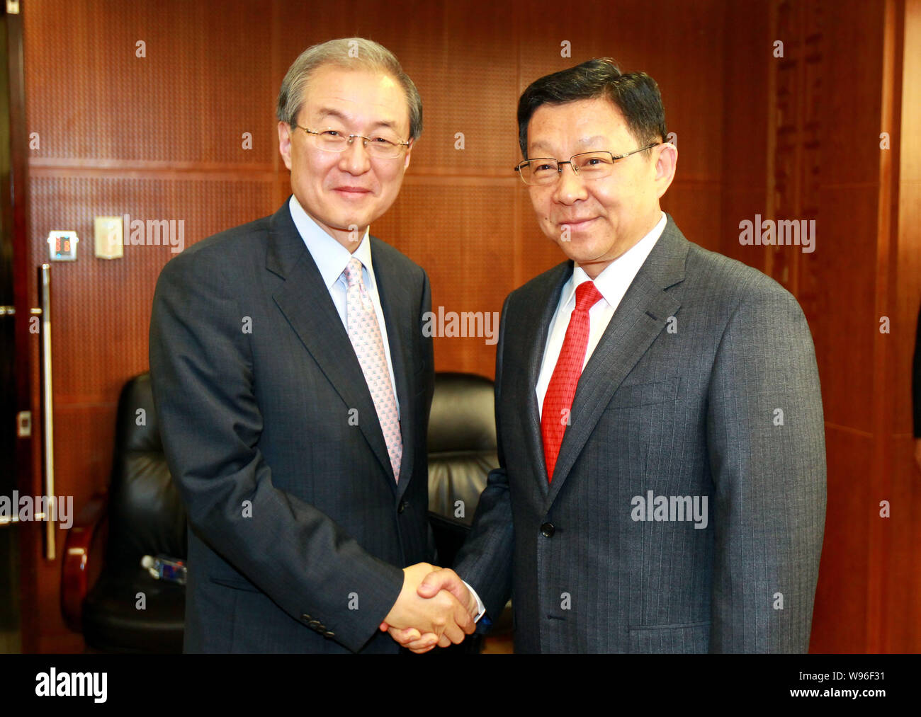 Chen Deming, right, Minister of Commerce of China, shakes hands with ...
