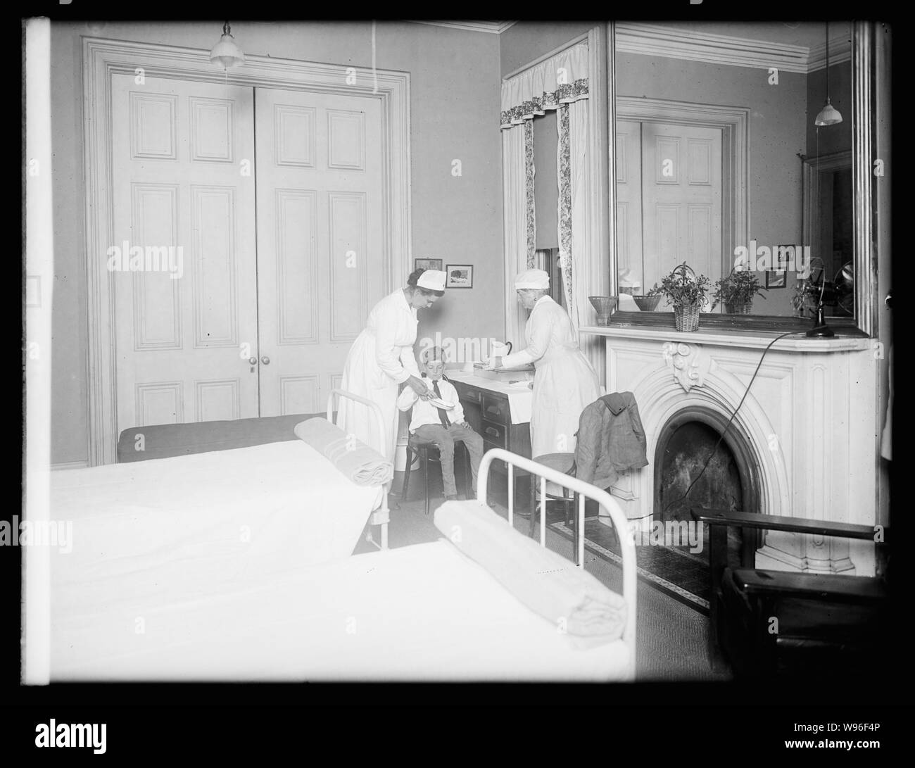 Am. Red Cross, first aid room Stock Photo - Alamy