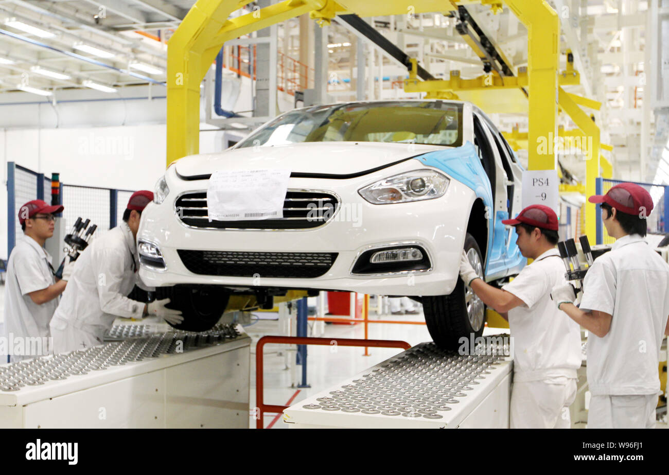 Chinese workers assemble a Fiat Viaggio on the assembly line at the GAC ...