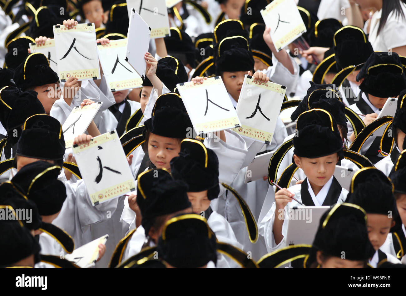 Newly enrolled primary school students, dressed in traditional Chinese ...