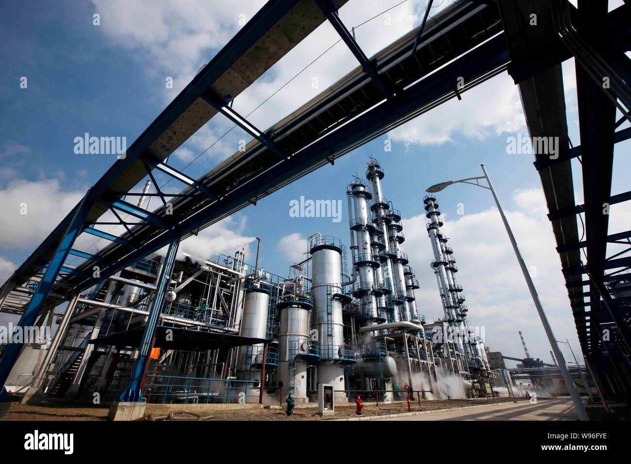 --File--View of a refinery of Sinopec in Nanjing, east Chinas Jiangsu ...