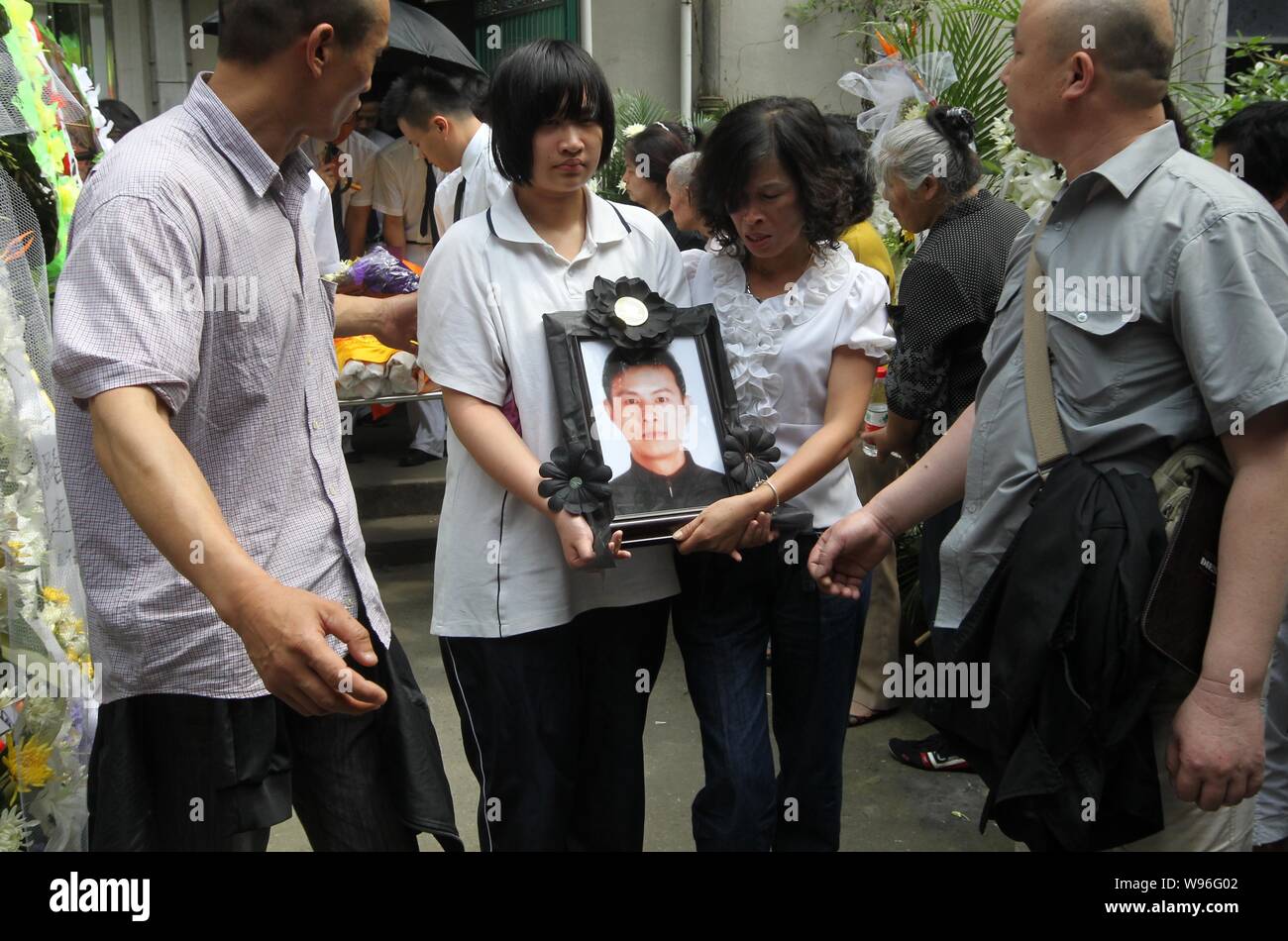 Relatives of the heroic bus driver Wu Bin sorrow during his funeral in Hangzhou city, east ...