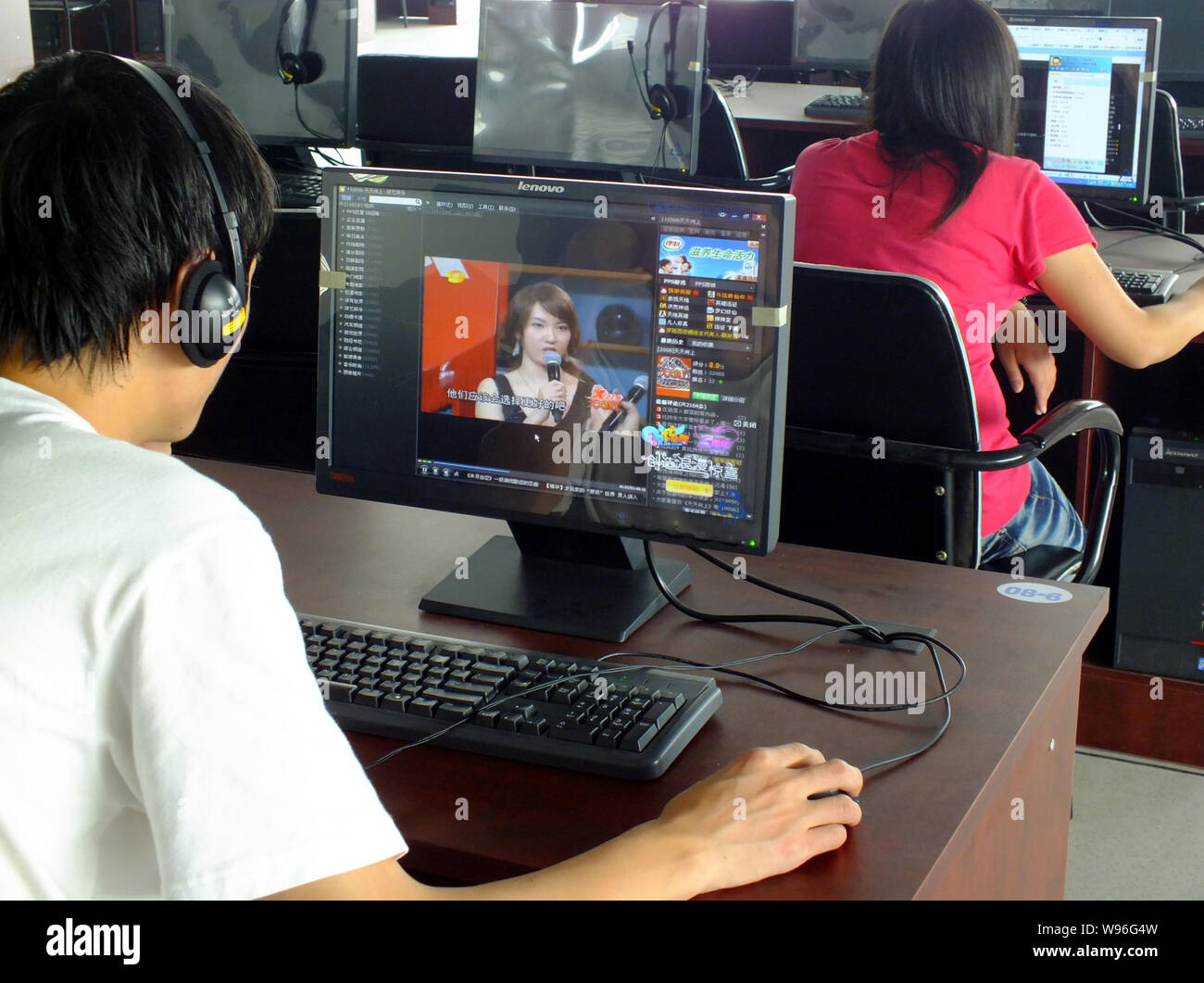 --FILE--Chinese netizens chat online or watch online videos at an ...