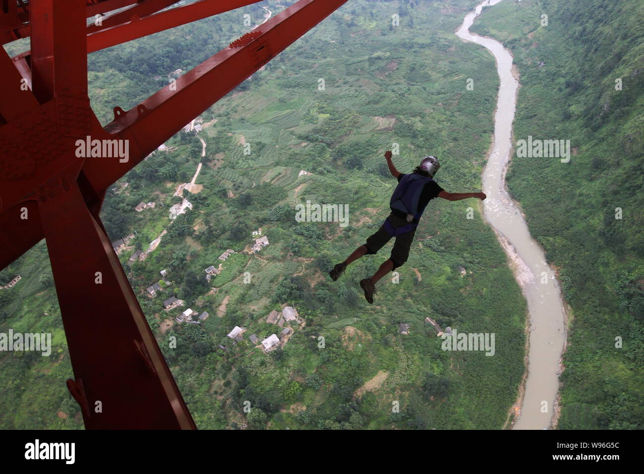 A parachute jumper jumps off the Balinghe Bridge in Anshun city ...