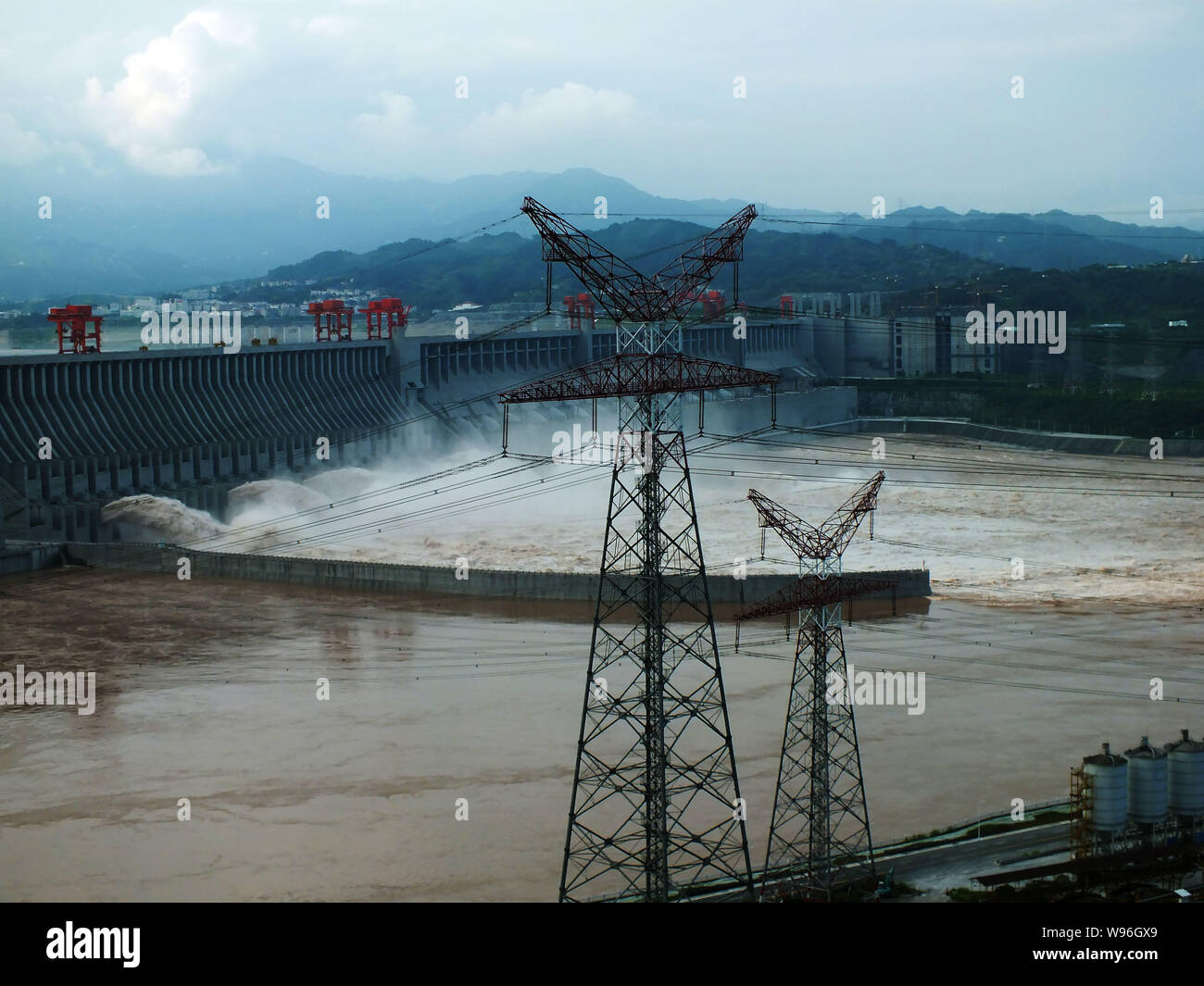 --FILE--Water from the Yangtze River gush from the Three Gorges Dam ...