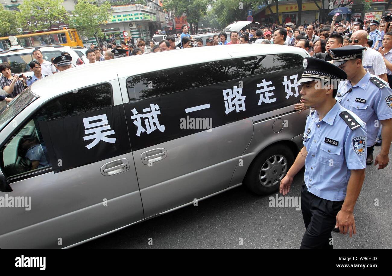 Local residents gather to pay respect to the heroic bus driver Wu Bin ...