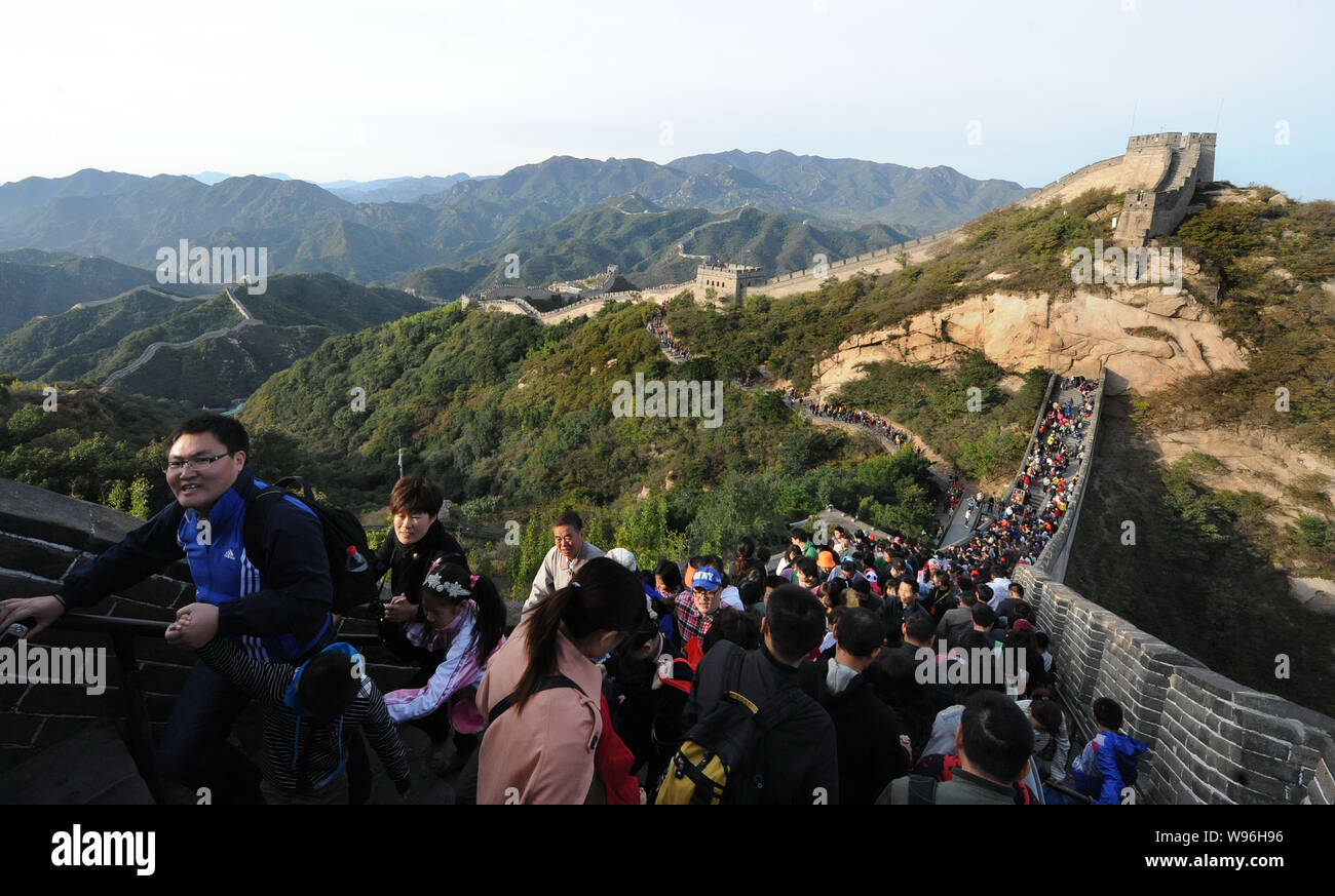 Tourists crowd the Badaling Great Wall during the National Day holiday ...