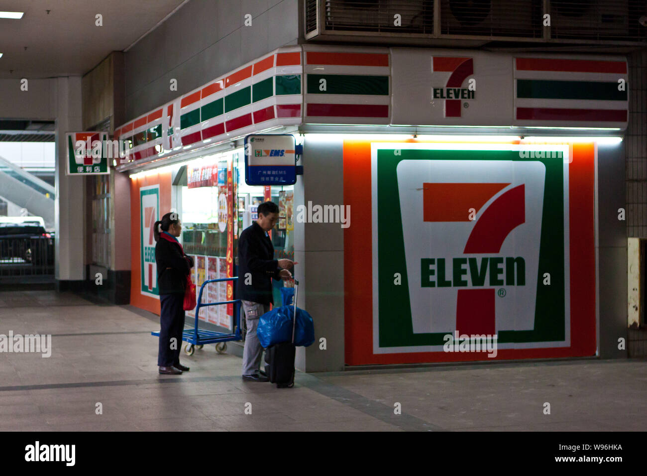 7 11 store hi-res stock photography and images - Alamy