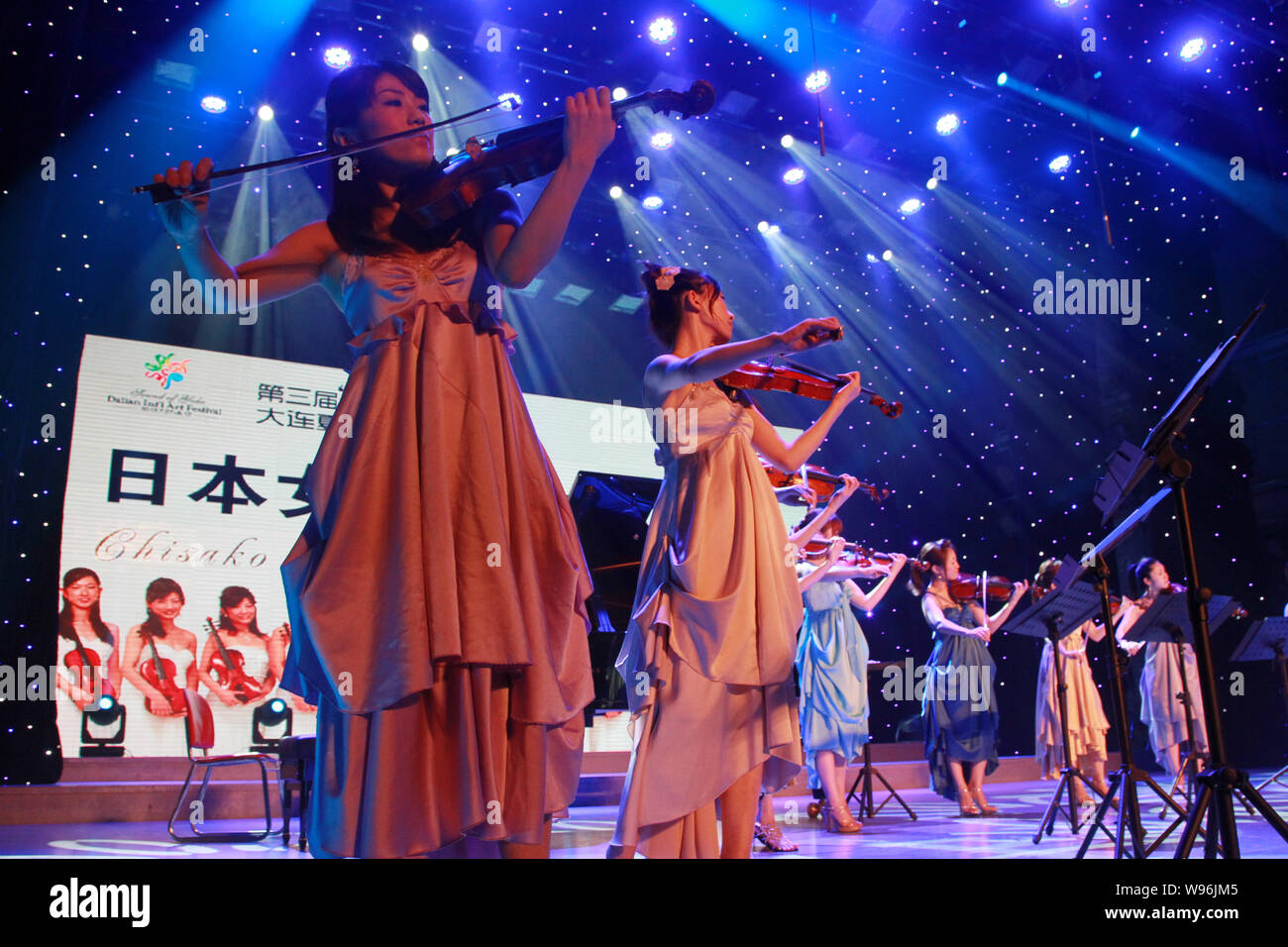 Chisako takashima 12 violinists hi-res stock photography and images - Alamy