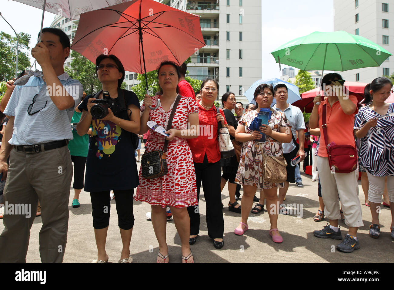 Parents waiting school hi-res stock photography and images - Alamy