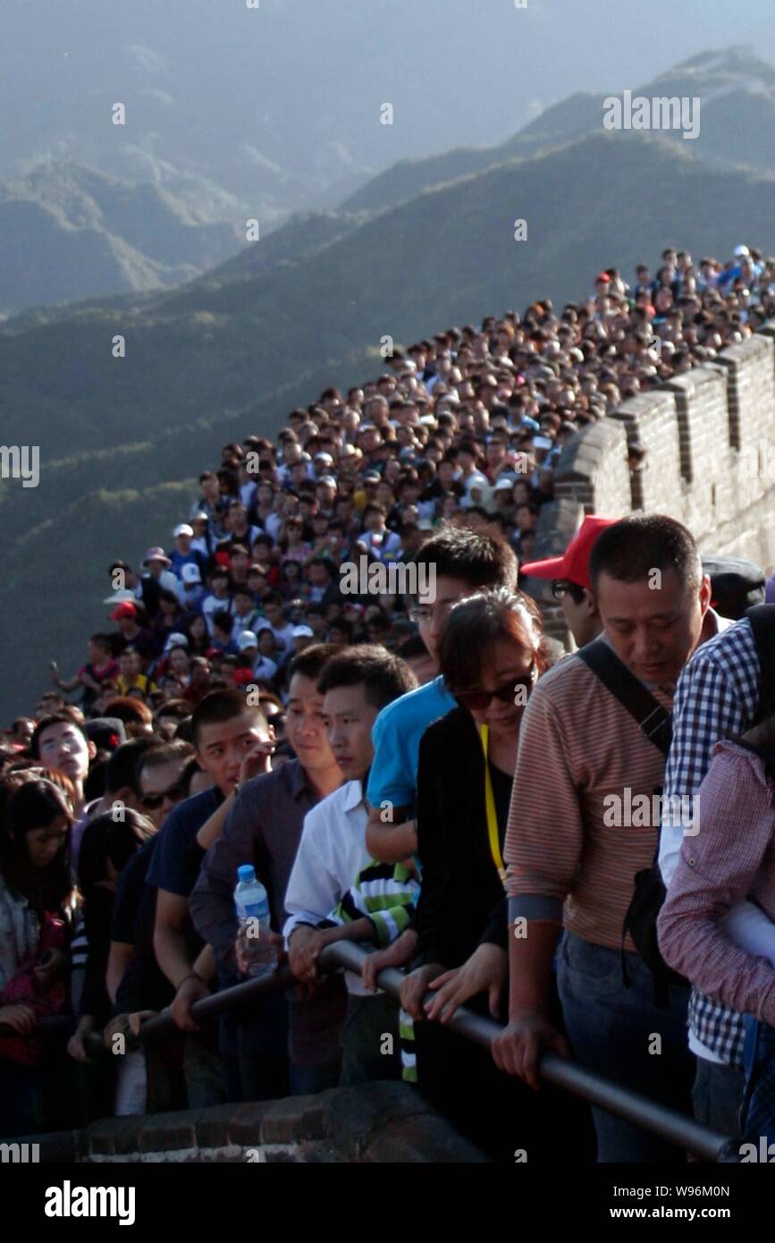 Tourists crowd the Badaling Great Wall during the National Day holiday ...
