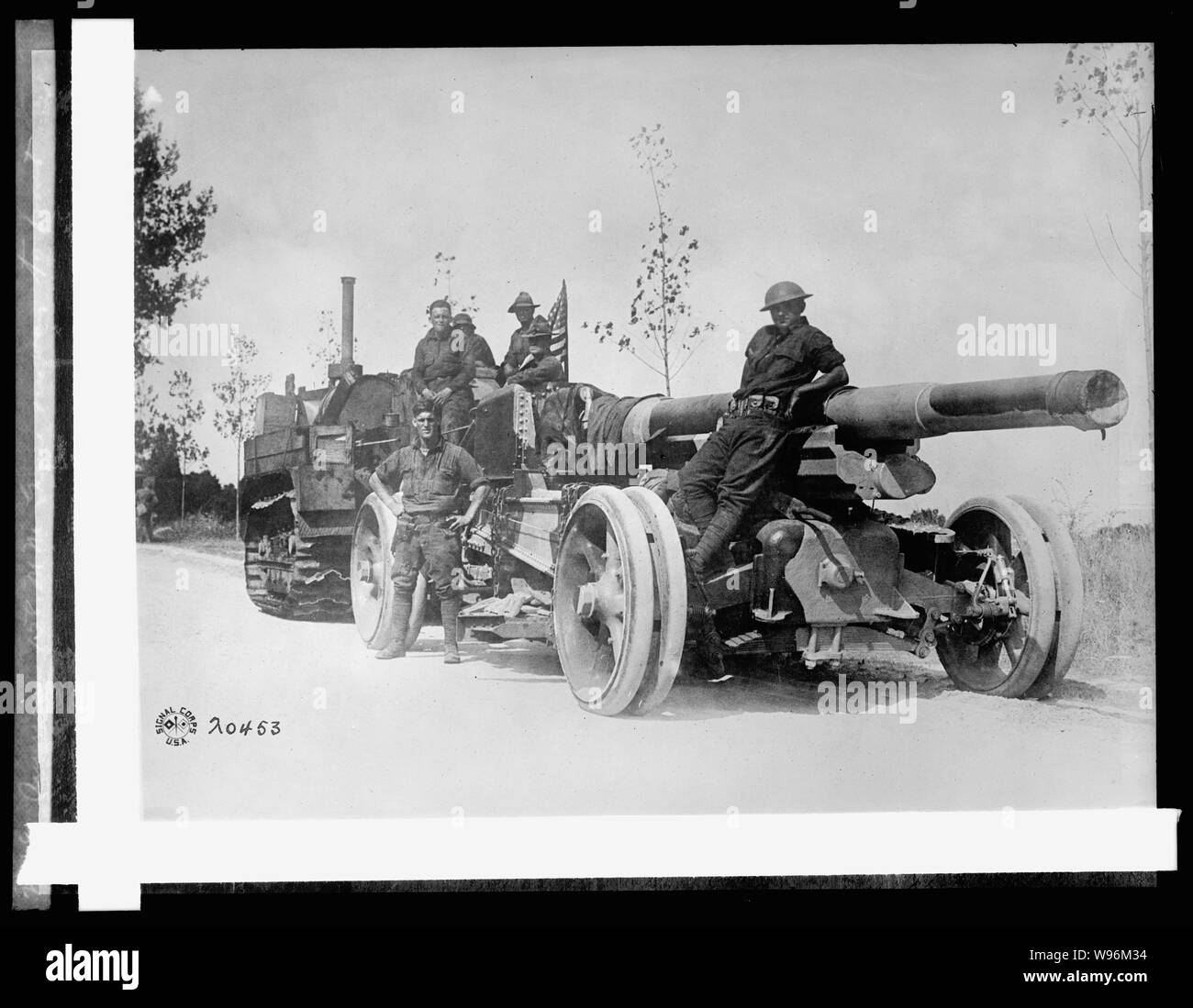 American 158 MM gun on way to front Stock Photo - Alamy