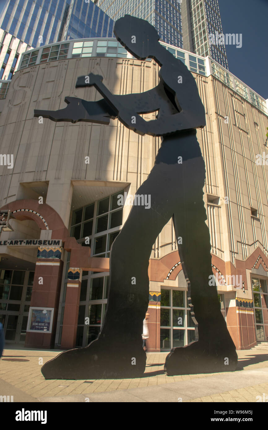 Hammering Man steel sculpture by Jonathan Borofsky in front of the ...