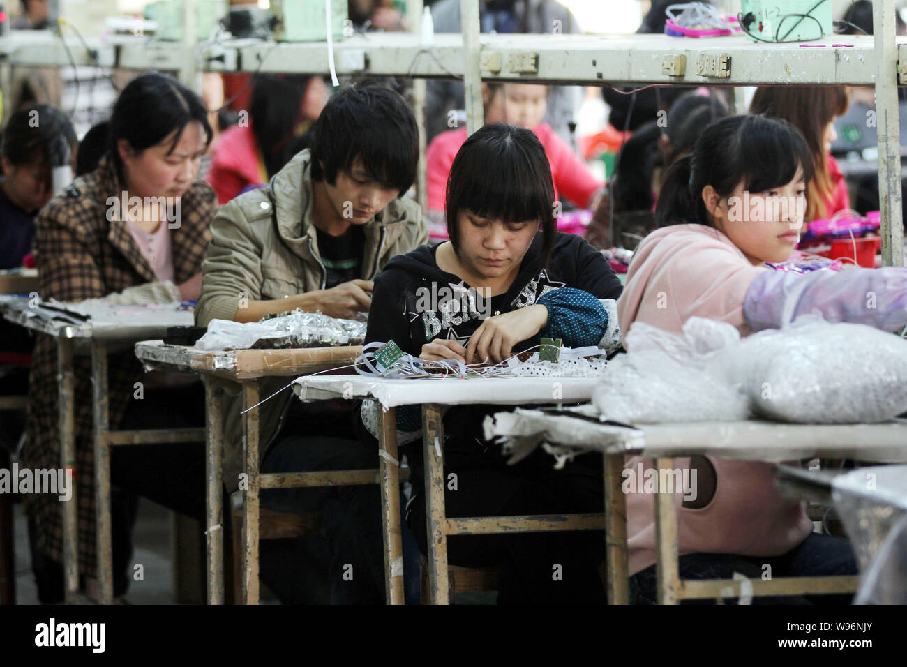 China factory workers 2012 hi-res stock photography and images - Alamy