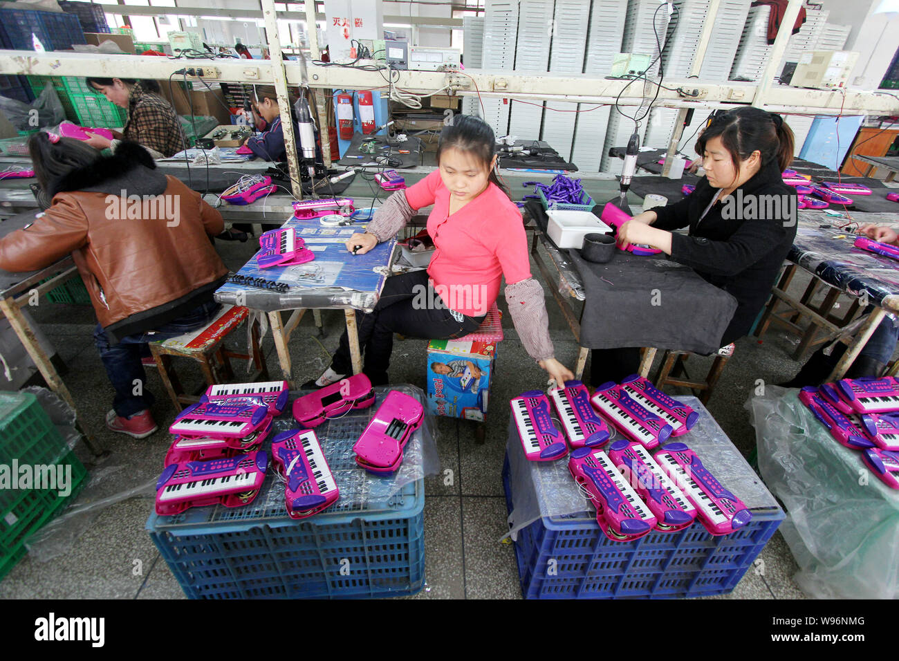 China chinese female factory workers hi-res stock photography and ...