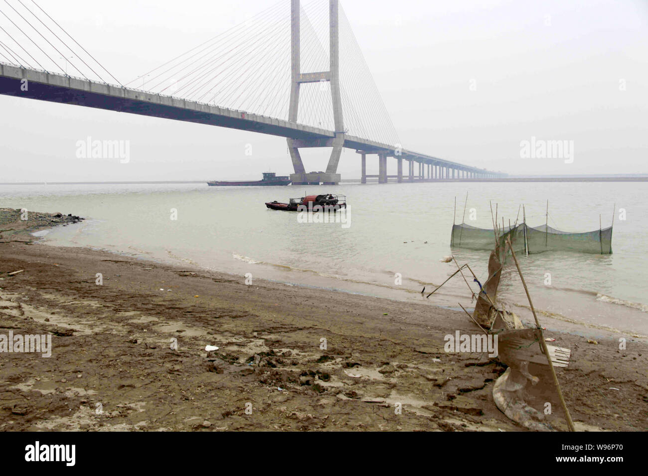 --FILE--Boats pass under the Poyang Lake Bridge as the bed of Poyang ...