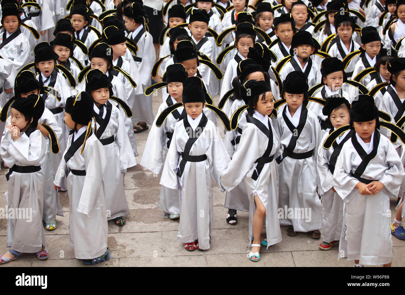 Newly enrolled primary school students, dressed in traditional Chinese ...