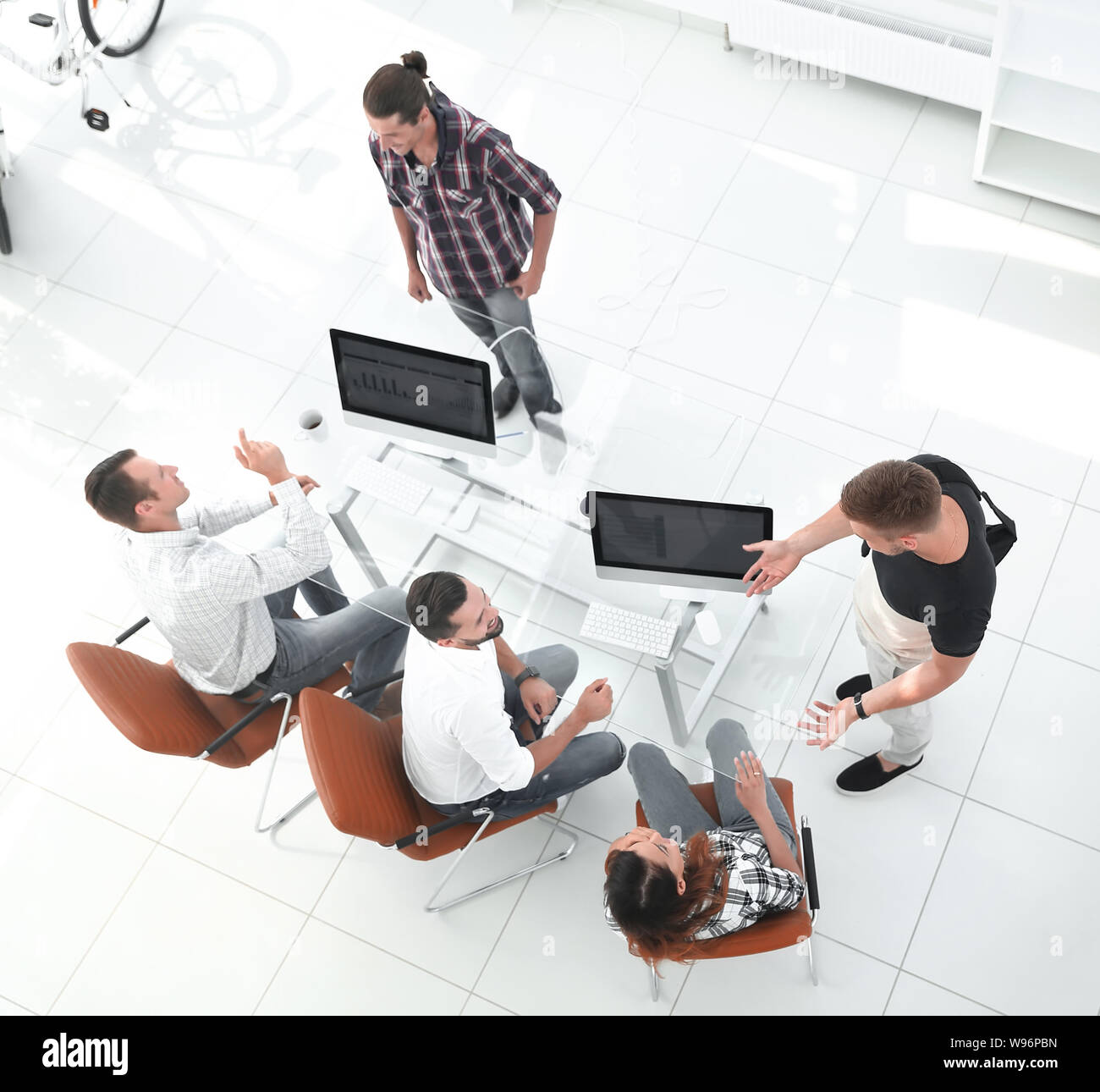 .employees discuss ideas at your Desk Stock Photo - Alamy