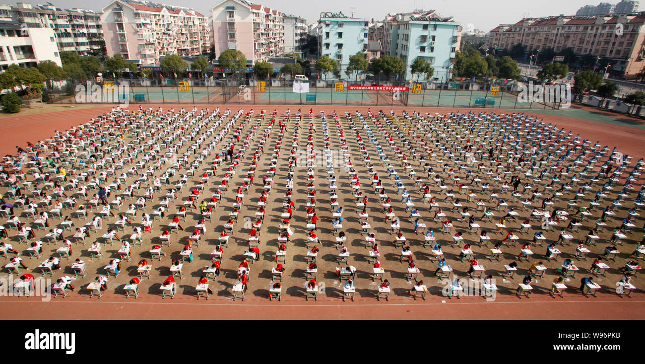 Young Chinese students write calligraphy and paint durin an event to ...